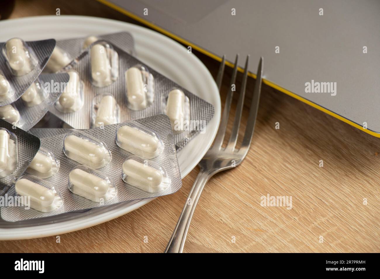 Medicine tablets on plate hi-res stock photography and images - Alamy