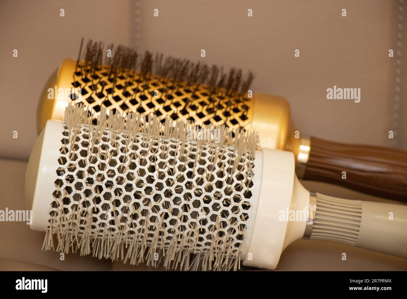 Round comb hi-res stock photography and images - Alamy