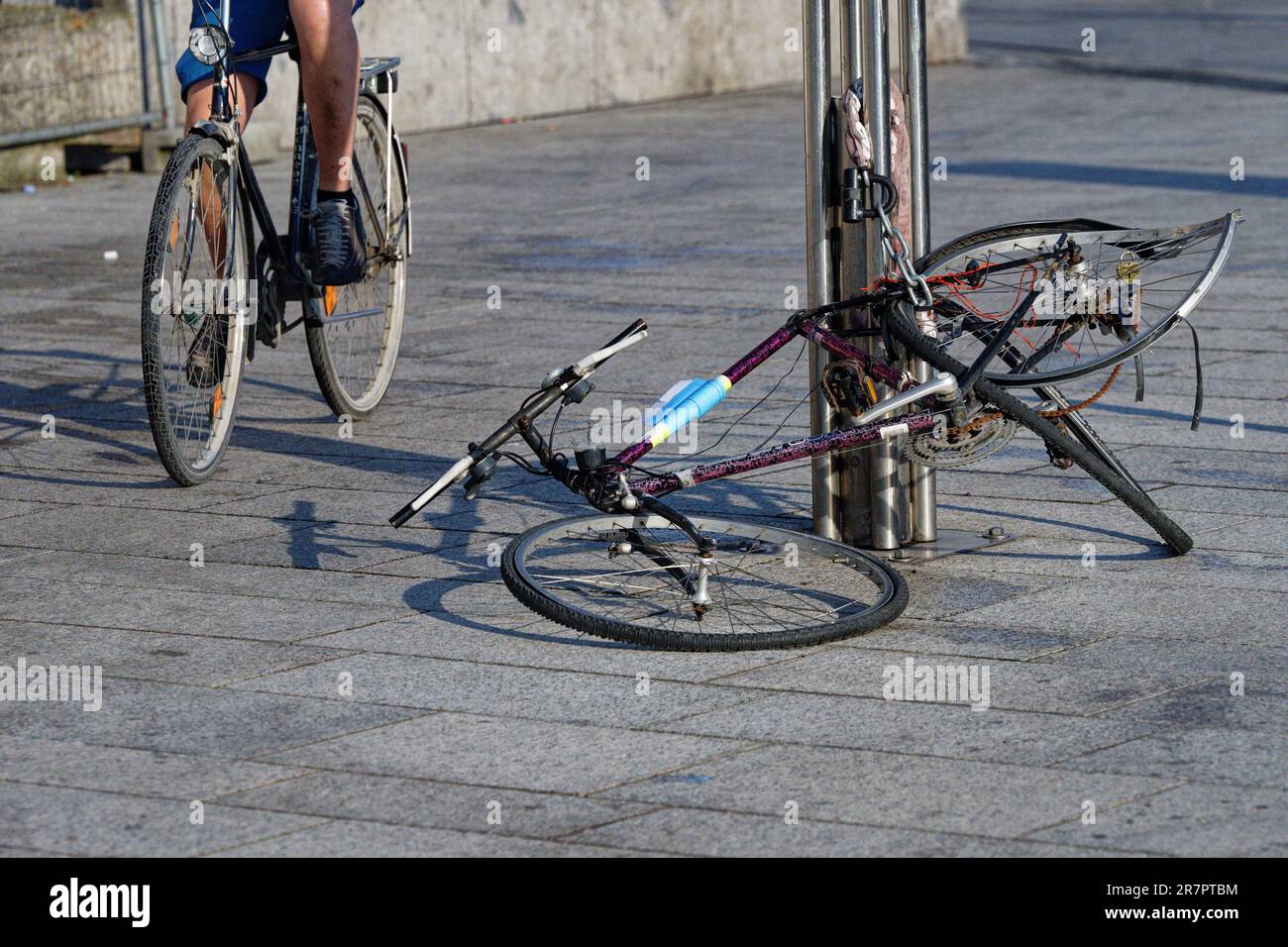 Cologne, Germany. 17th June, 2023. A destroyed bicycle lies, chained to ...