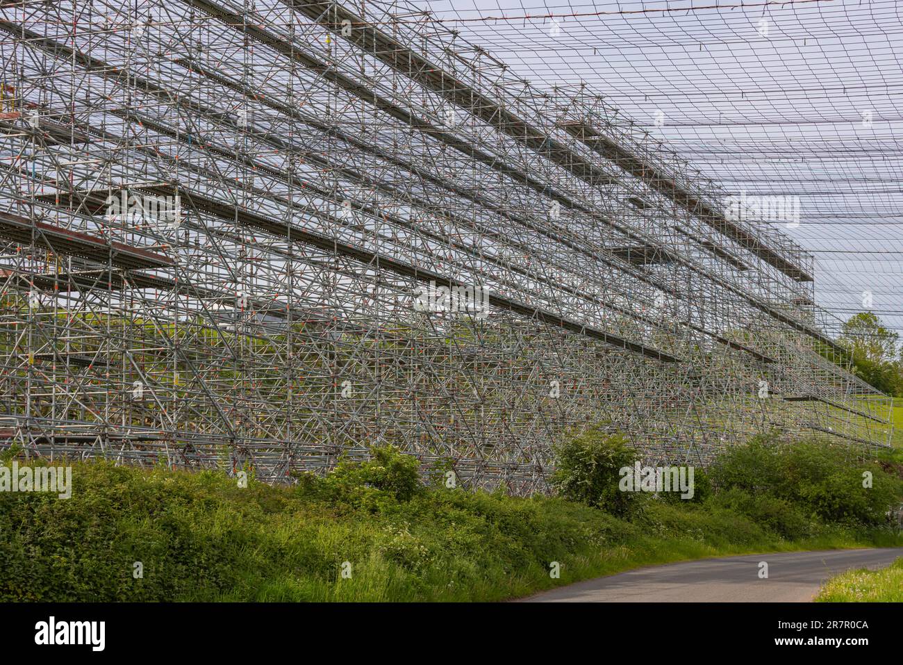 TA scaffold structure with a safety net to protect road traffic to pull ...