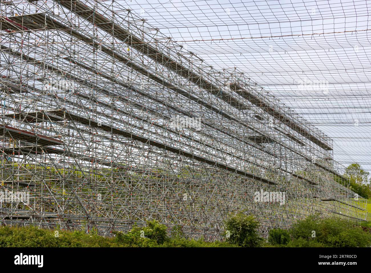 TA scaffold structure with a safety net to protect road traffic to pull ...
