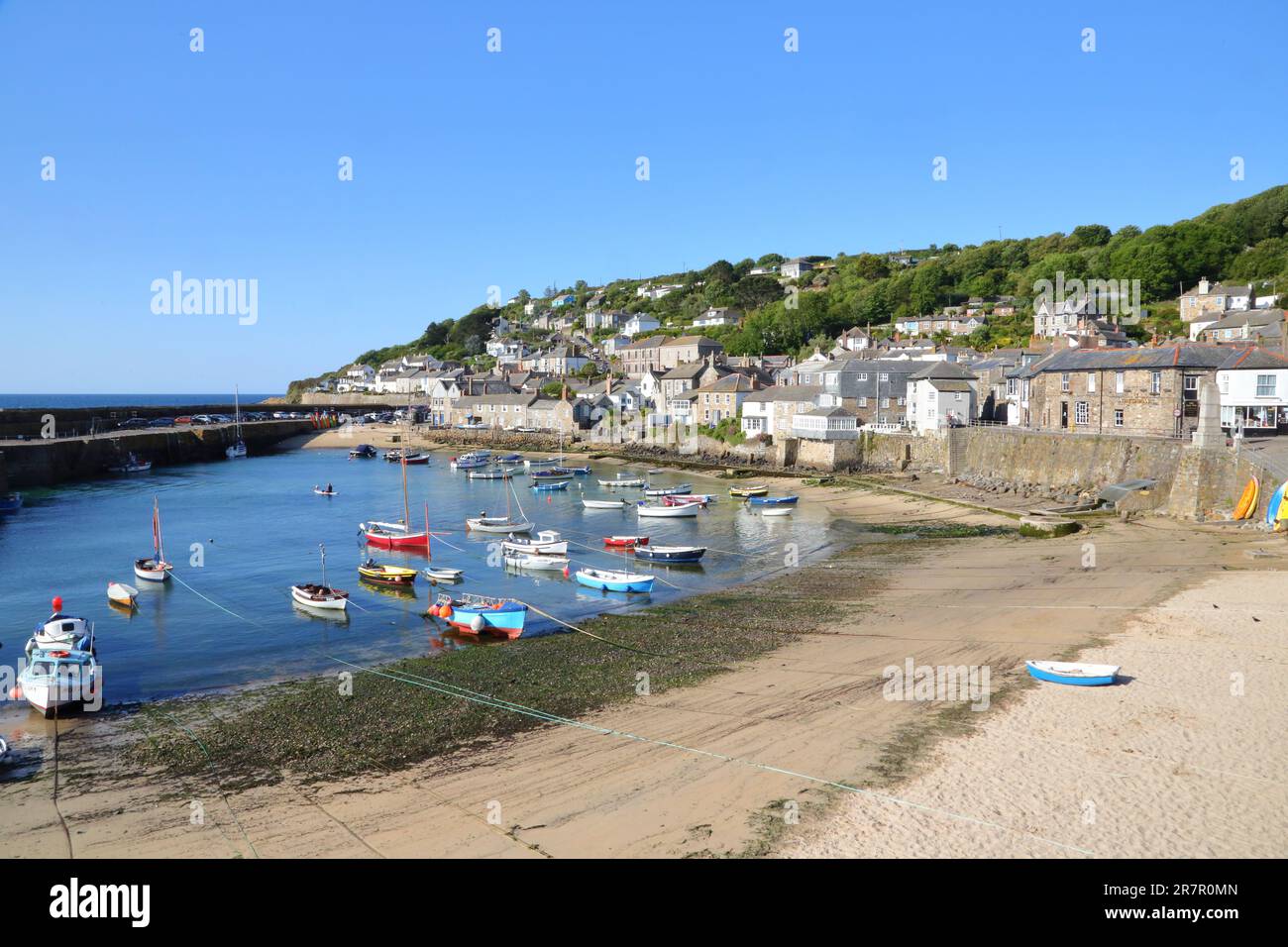 Boats low water mousehole harbour hi-res stock photography and images ...