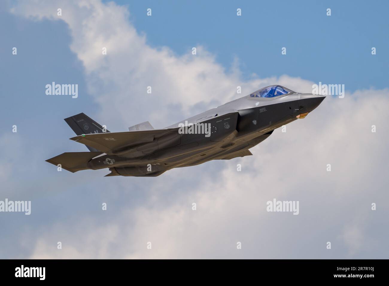 US Air Force F-35A Stealth aircraft in flight Stock Photo - Alamy