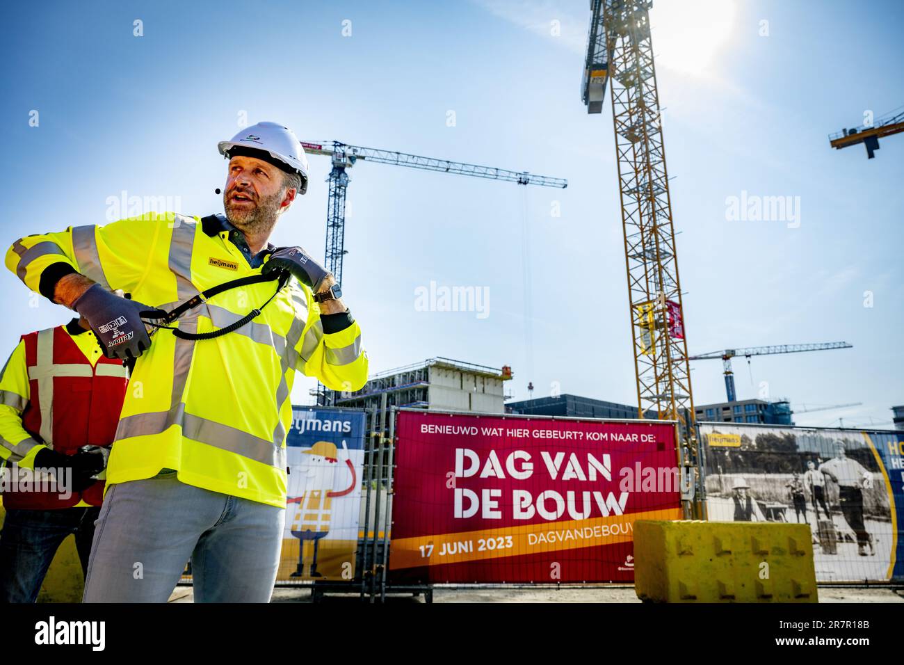 Reflective clothing construction projects hi-res stock photography and ...