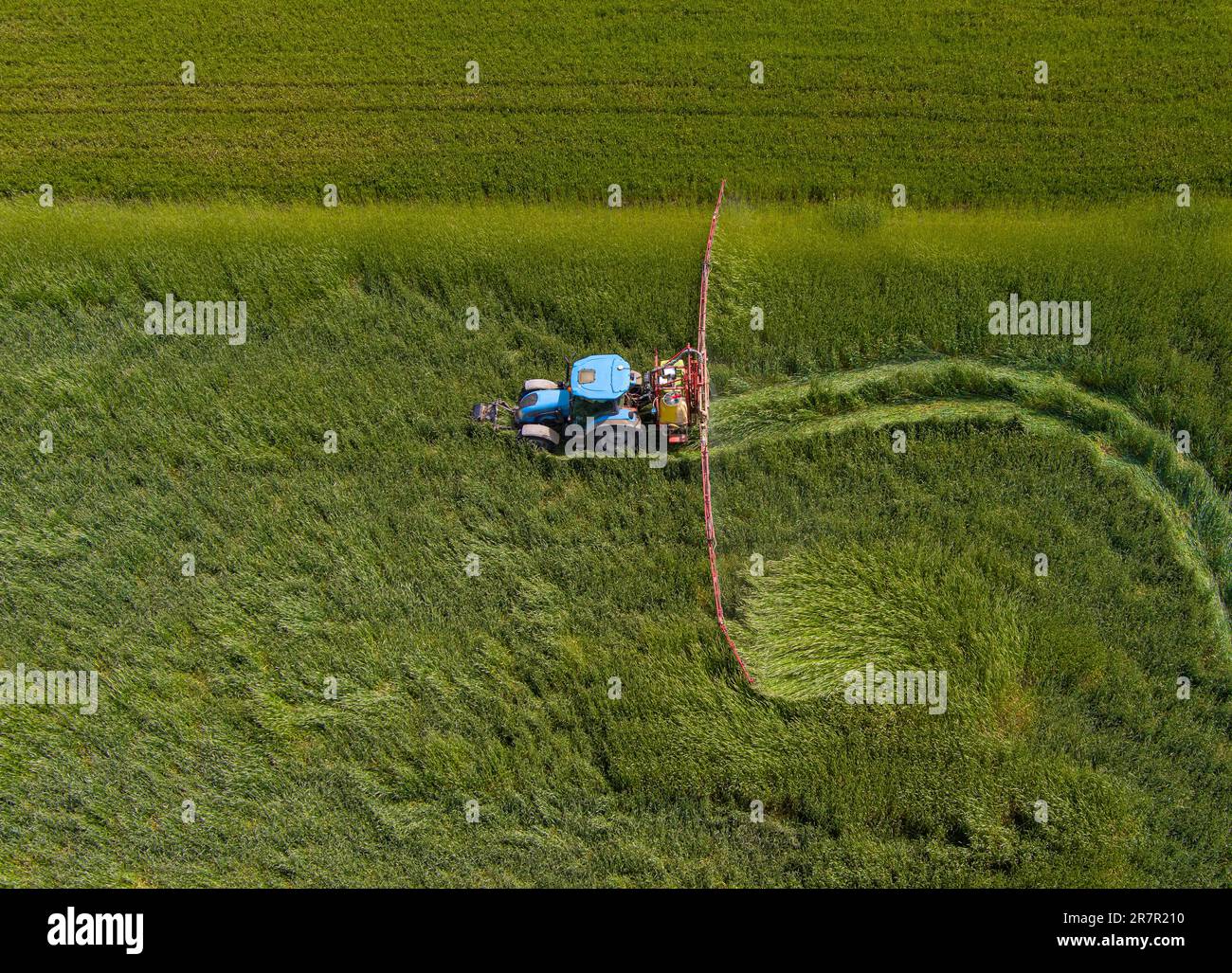 Tractor spraying field sprayer herbicides hi-res stock photography and ...