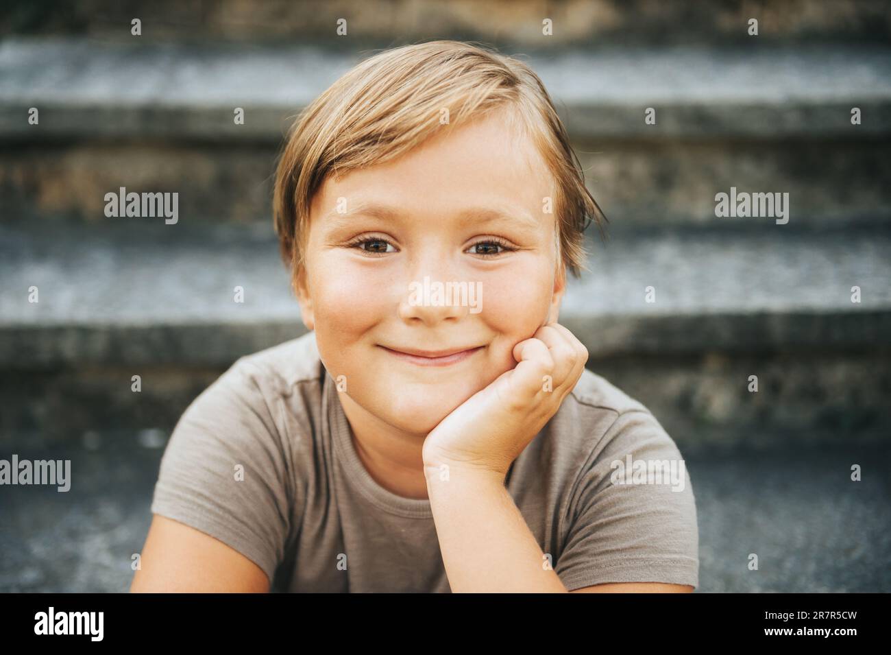 Outdoor close up portrait of 6-7 year old boy Stock Photo - Alamy