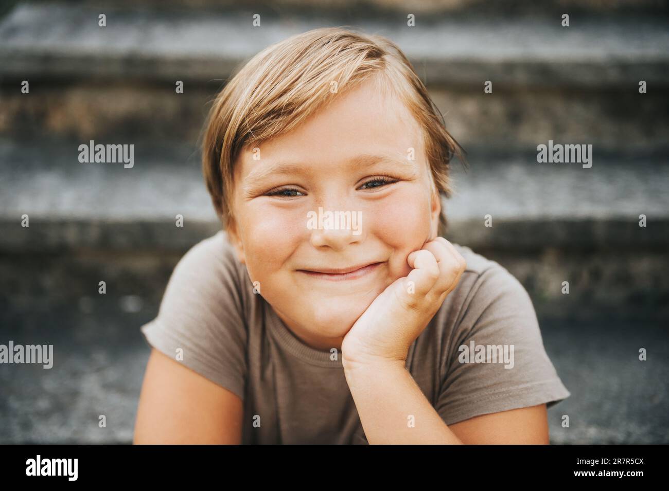 Outdoor close up portrait of 6-7 year old boy Stock Photo - Alamy