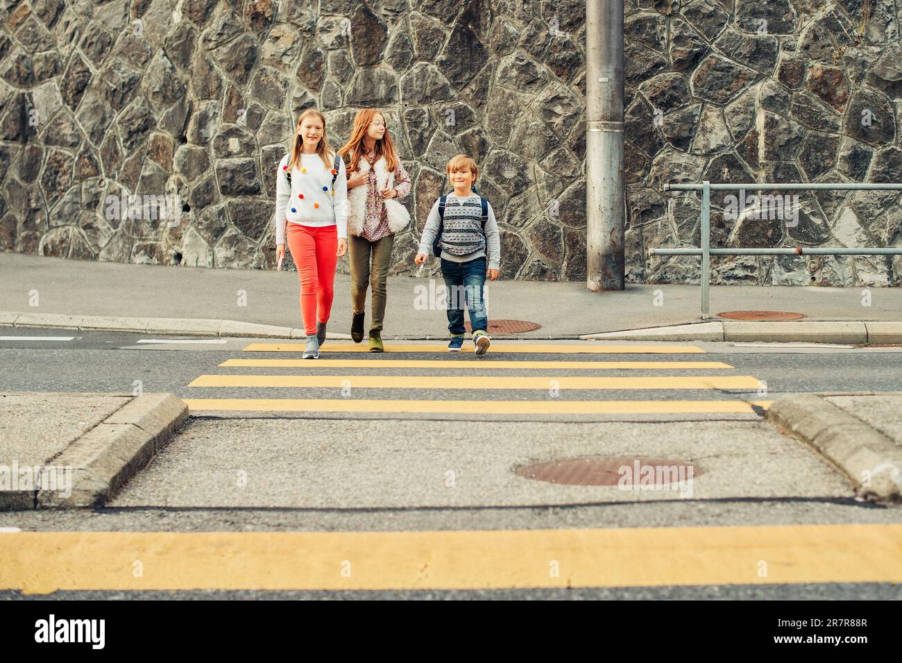 Kids crossing the road hi-res stock photography and images - Alamy