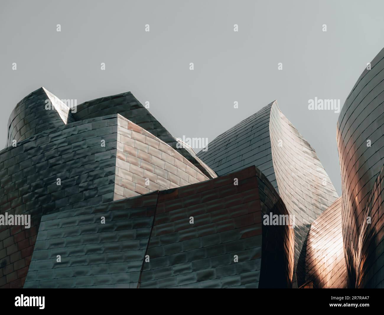 Guggenheim Museum's architecture: a stunning fusion of curves and lines ...