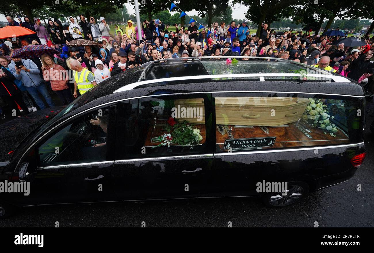 The hearse carrying the coffin of Aslan frontman Christy Dignam stops ...