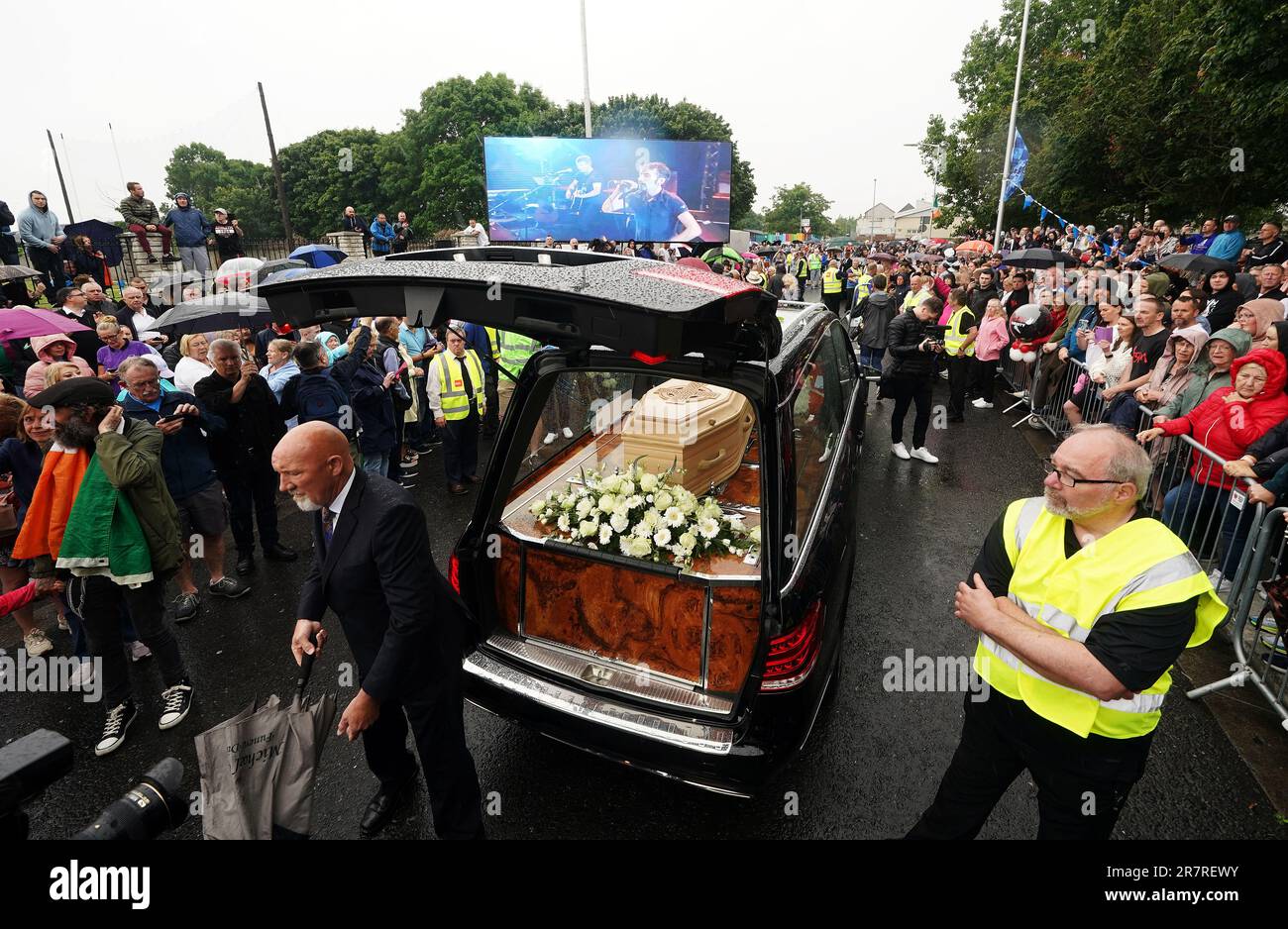 The hearse carrying the coffin of Aslan frontman Christy Dignam stops ...