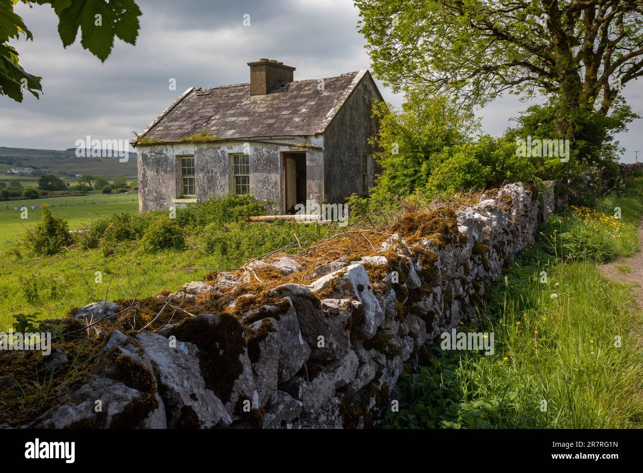 Old farm house ireland hi-res stock photography and images - Alamy