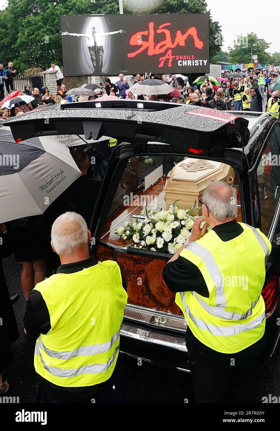 The hearse carrying the coffin of Aslan frontman Christy Dignam stops ...
