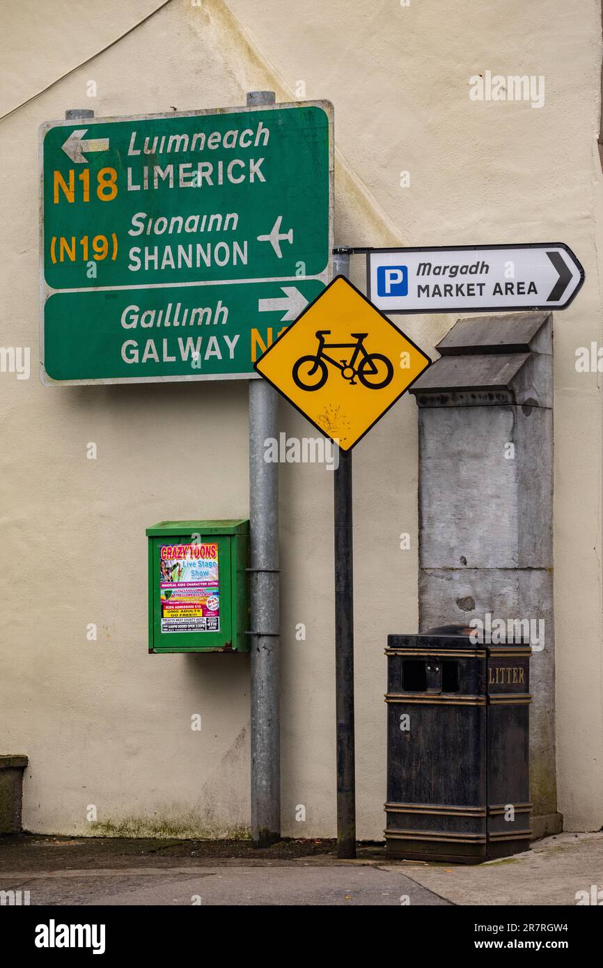 Gaelic road signs hi-res stock photography and images - Alamy