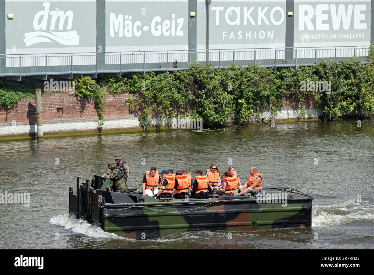 17 June 2023, Brandenburg, Brandenburg/Havel: Visitors to the ...