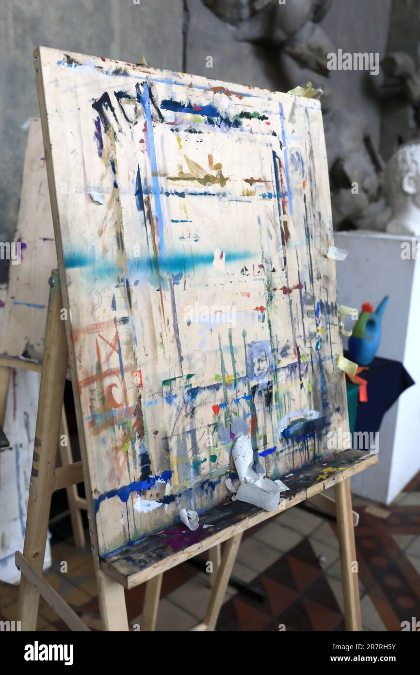 Nobody in workplace used art hi-res stock photography and images - Alamy