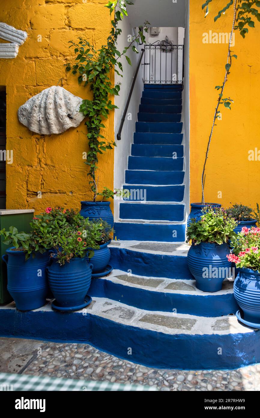 Bunter Treppenaufgang im Ortsteil Chorio der Insel Symi Stock Photo - Alamy