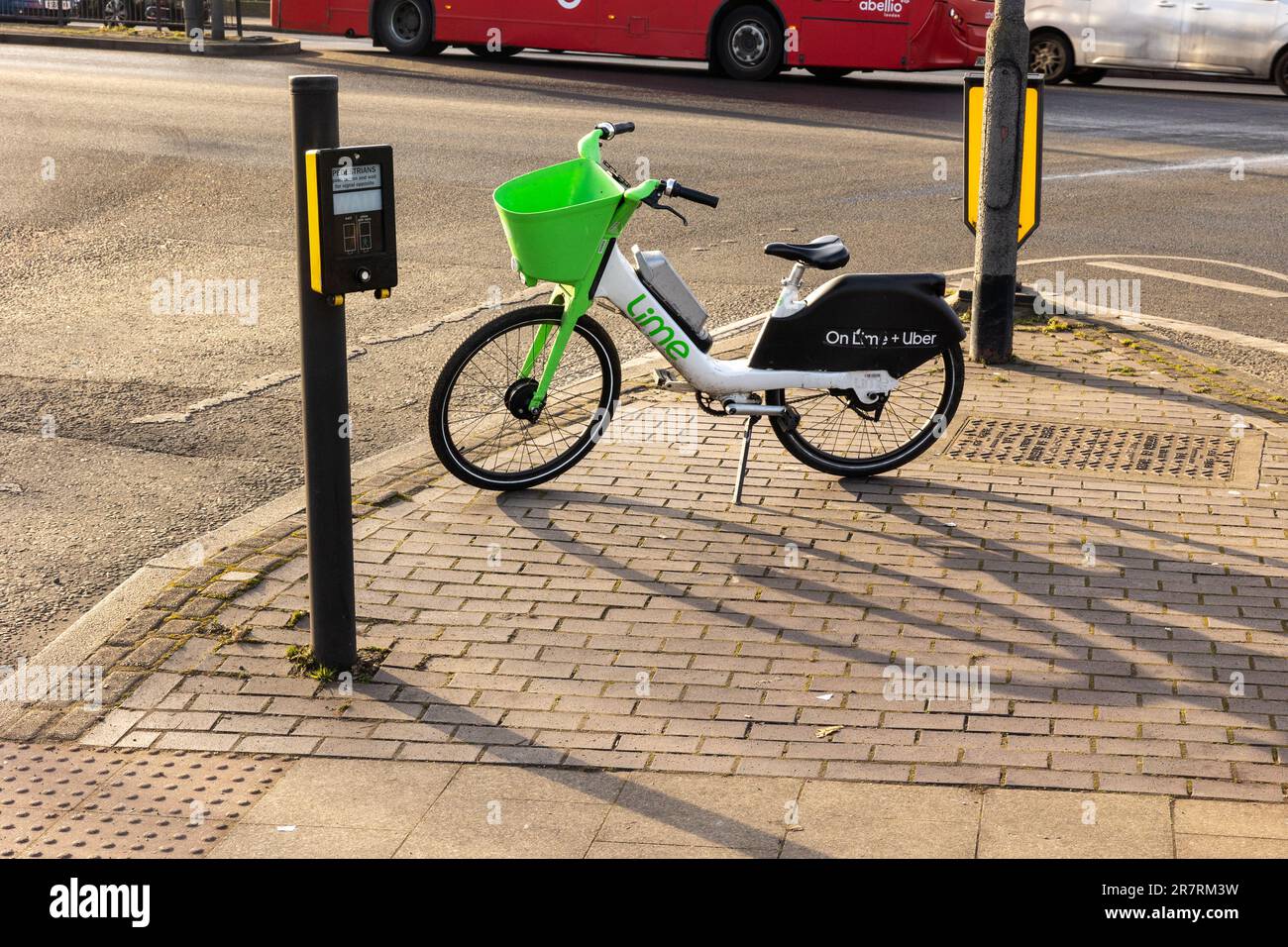 A Lime bicycle parked on the roadside in London Stock Photo - Alamy