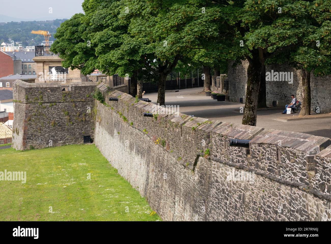 Derry city walls hi-res stock photography and images - Alamy