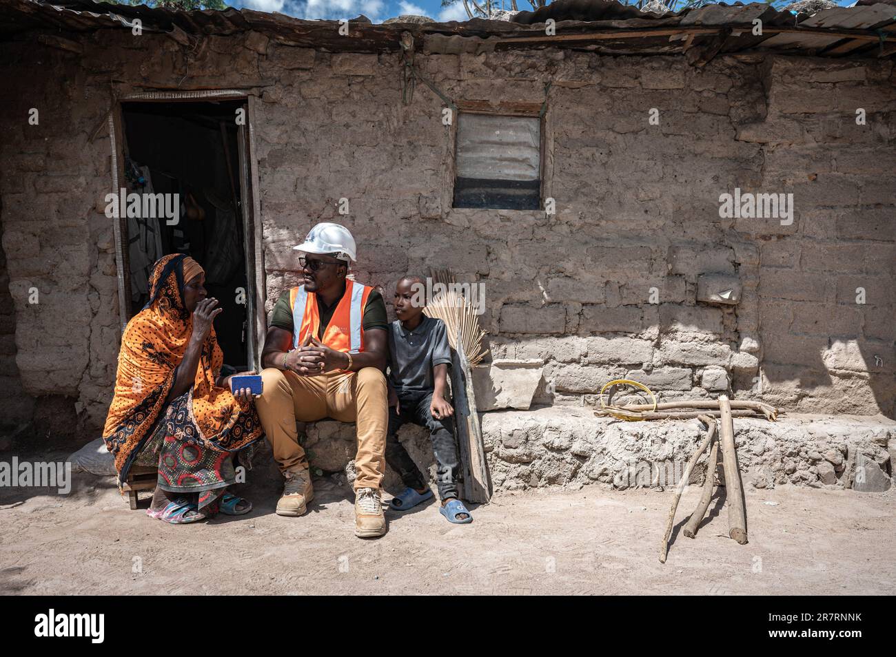 (230617) -- MWANZA, June 17, 2023 (Xinhua) -- Kelvin (C) talks with ...