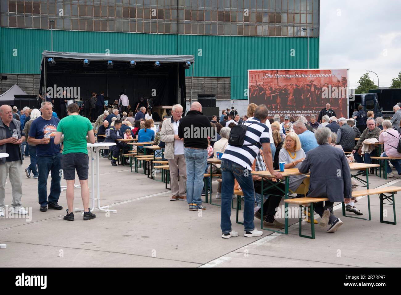 Hennigsdorf, Germany. 17th June, 2023. Numerous people watch the ...
