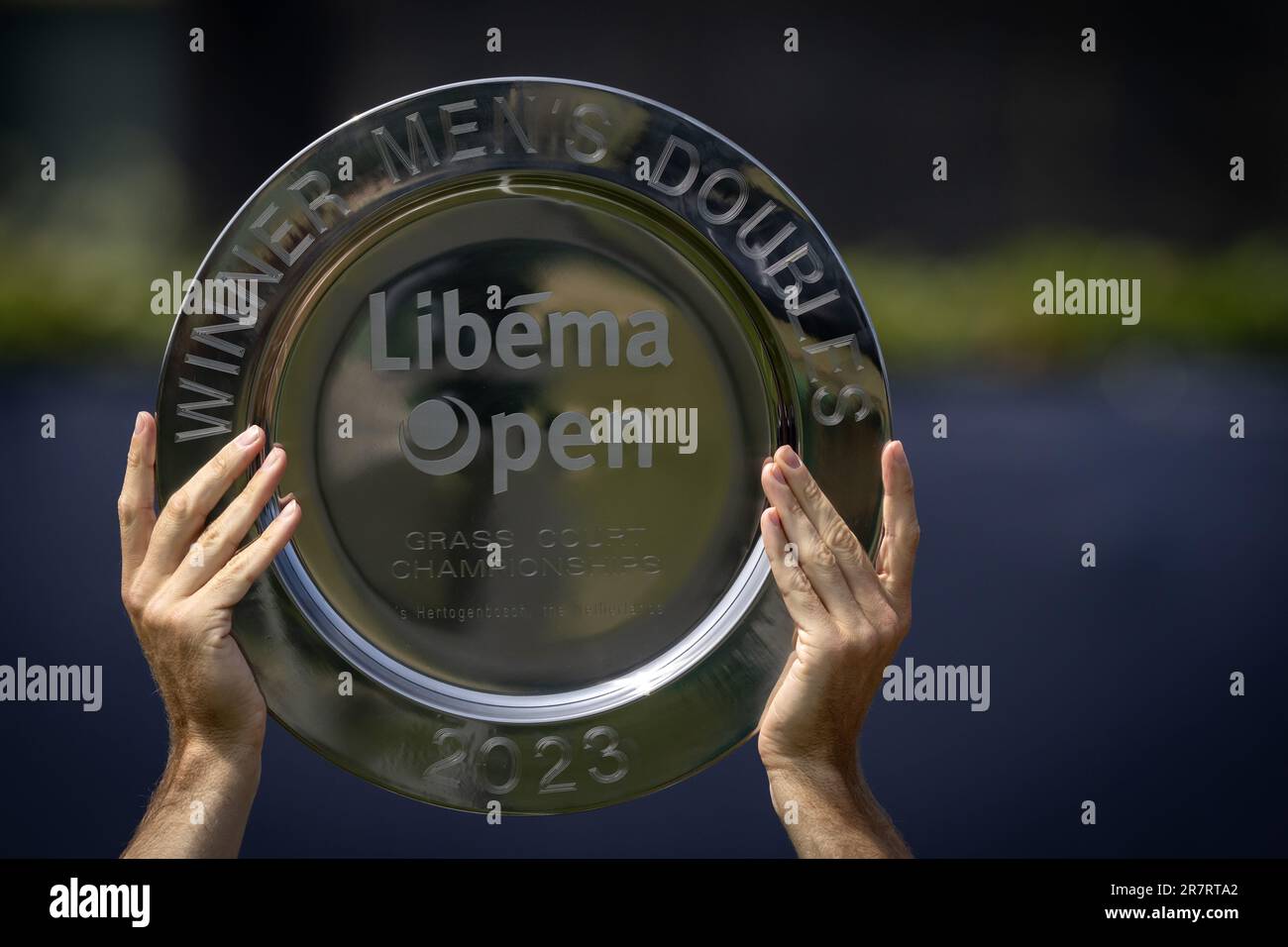 ROSMALEN - Winner Wesley Koolhof (NED) shows his trophy of the men's ...