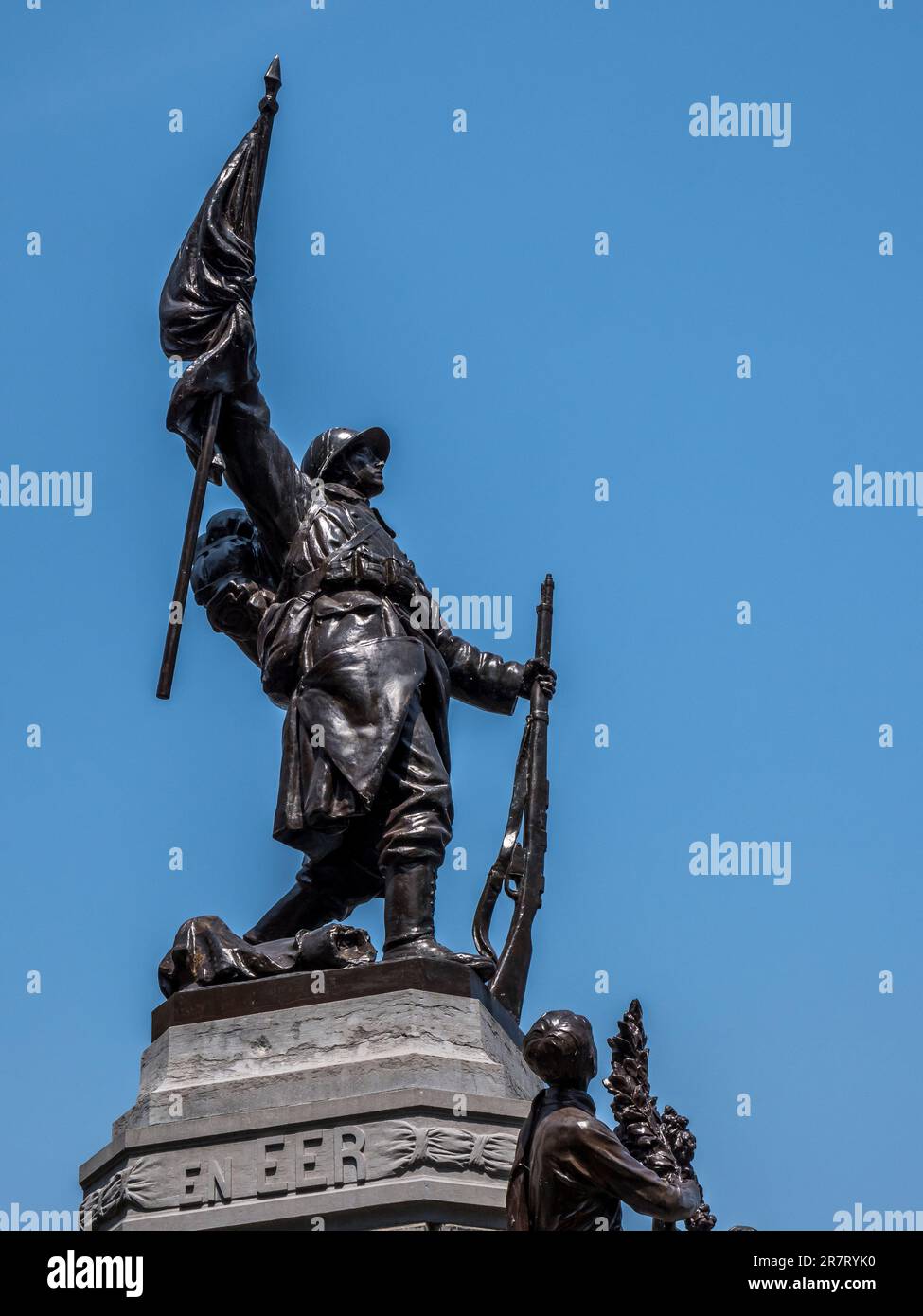 Street scene with Belgiums WWI memorial in the town square in the ...