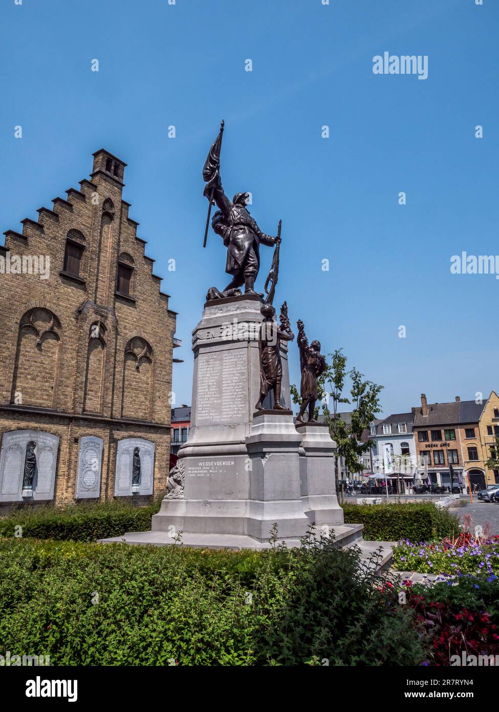 Street scene with Belgiums WWI memorial in the town square in the ...