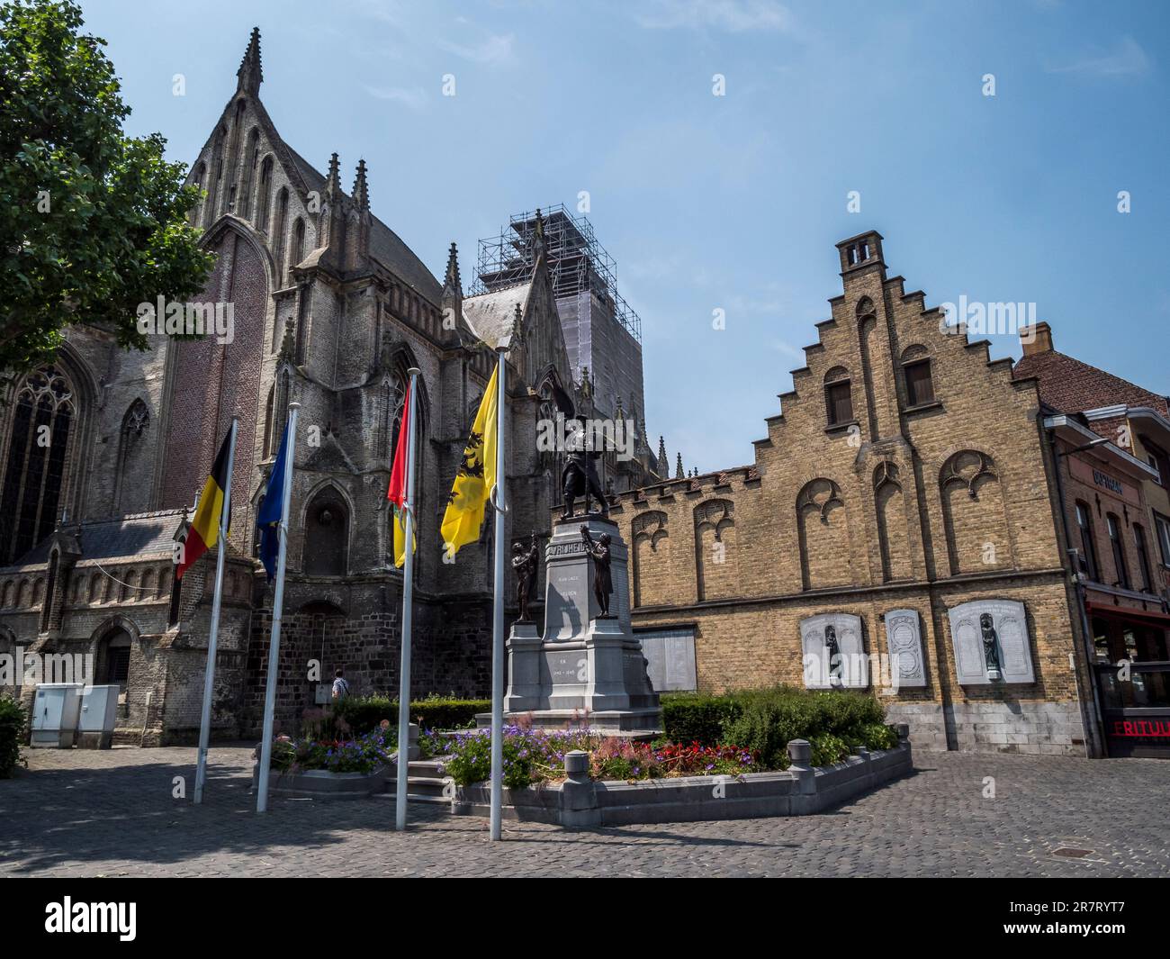 Street scene with Belgiums WWI memorial in the town square in the ...