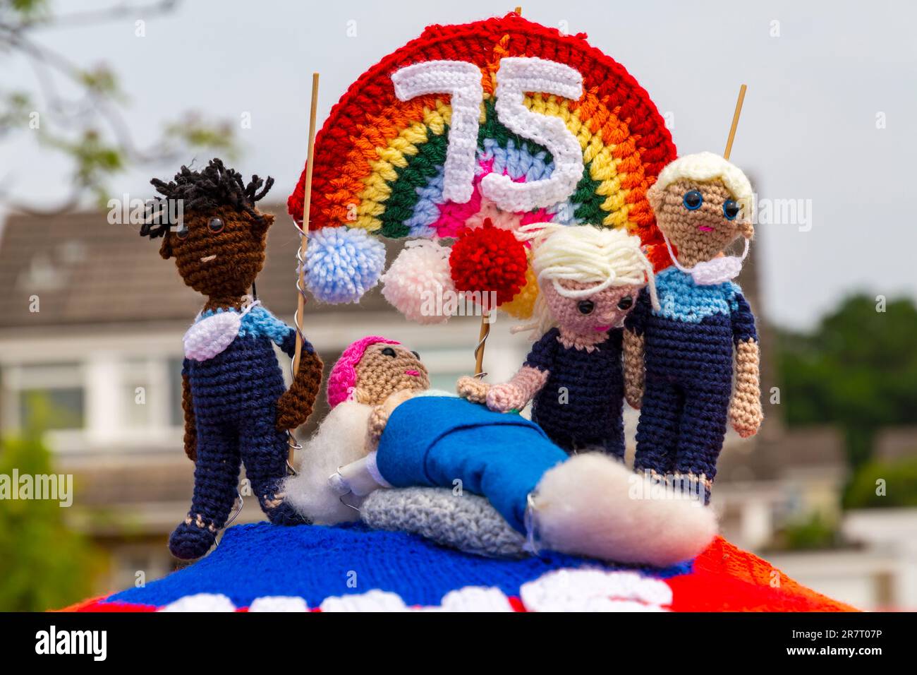 Poole, Dorset, UK. 17th June 2023. A knitted crocheted postbox topper ...