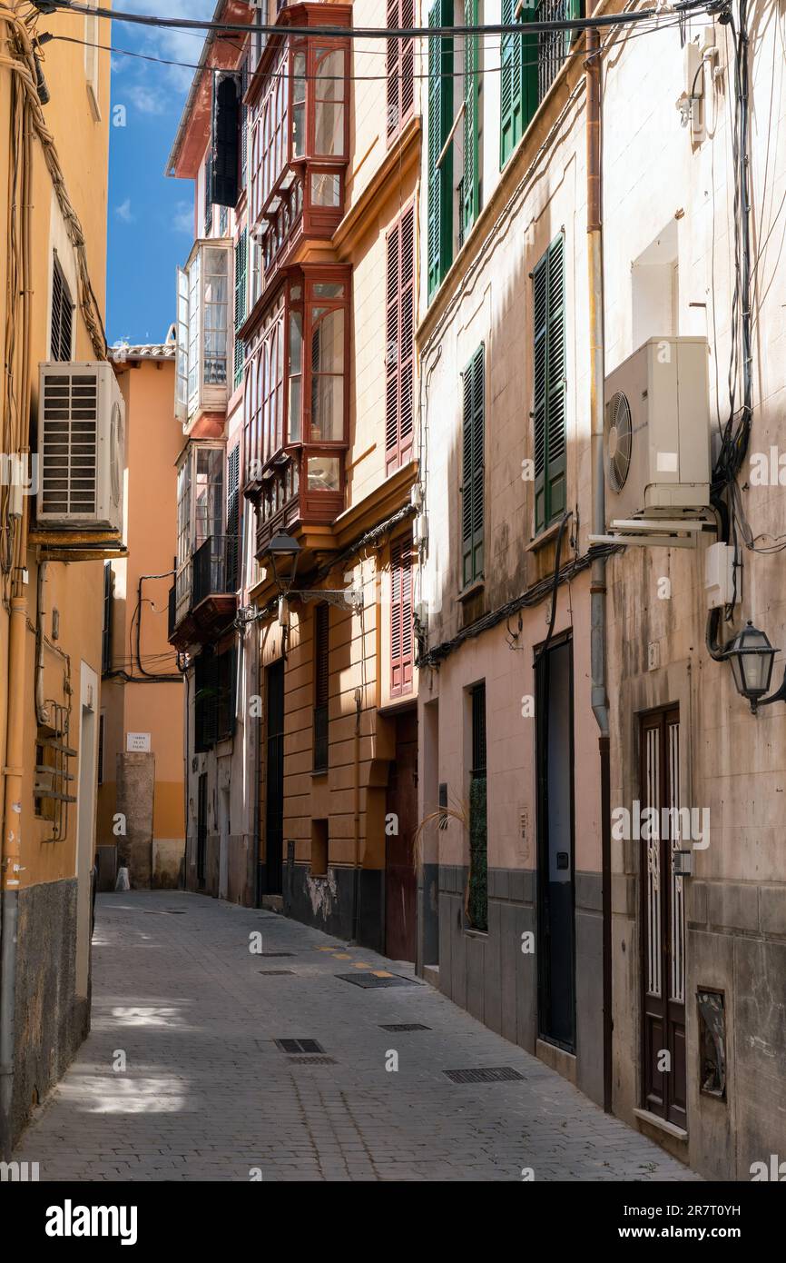 Narrow street in the old town of Palma de Mallorca, Spain Stock Photo ...