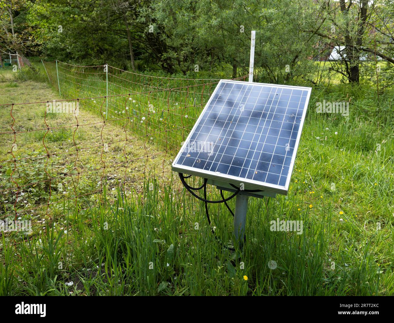Solar panel, small and portable for feeding electricity into electric ...