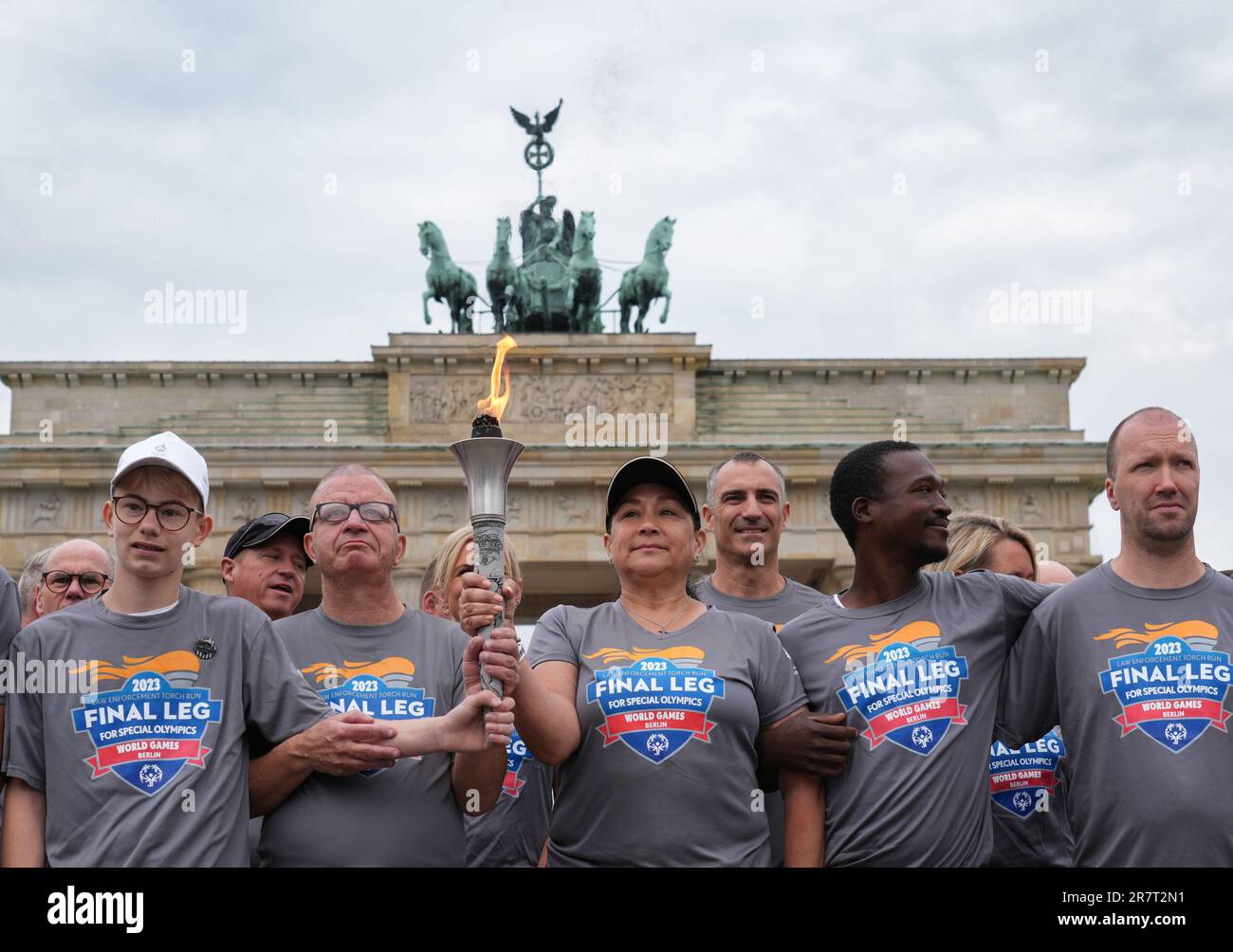 17 June 2023, Berlín: Arrival of the Olympic torch at the Brandenburg ...