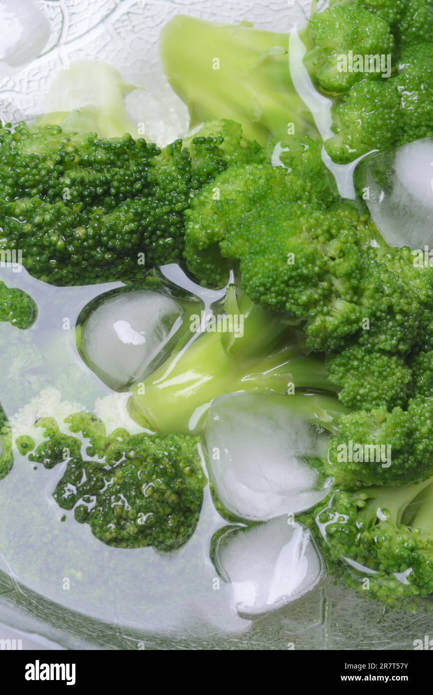 Ice cubes bowl hi-res stock photography and images - Alamy