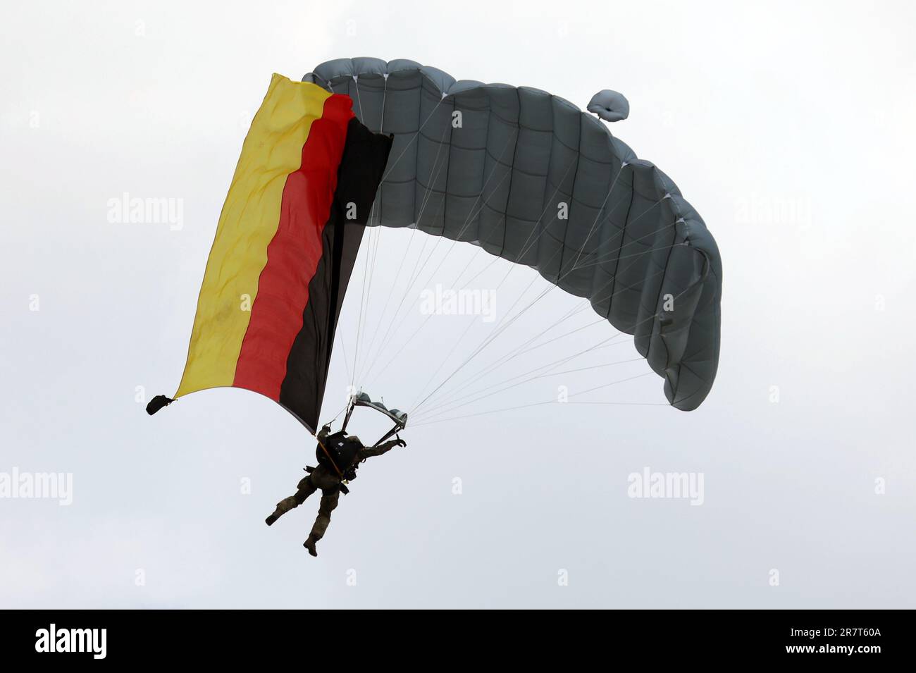 Kaufbeuren, Germany. 17th June, 2023. A Bundeswehr parachutist lands ...