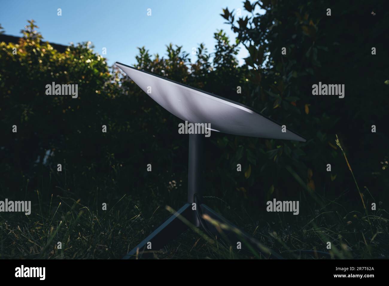 Starlink satellite antenna hi-res stock photography and images - Alamy