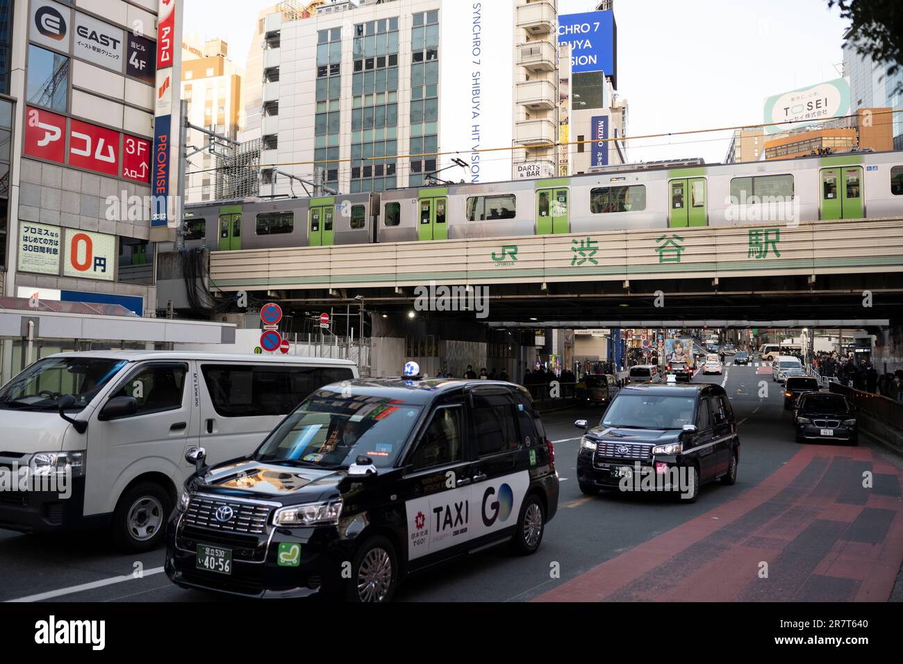 Shibuya, Japan. 17th Jan, 2023. The Shibuya crossing with the JR East ...