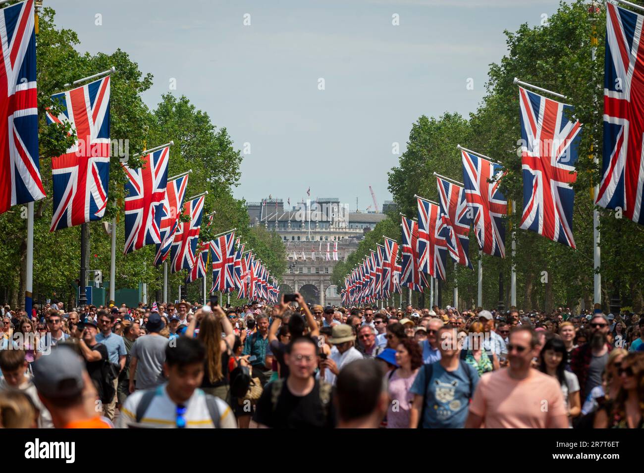 London, UK. 17 June 2023. Members of the public in The Mall gather to ...