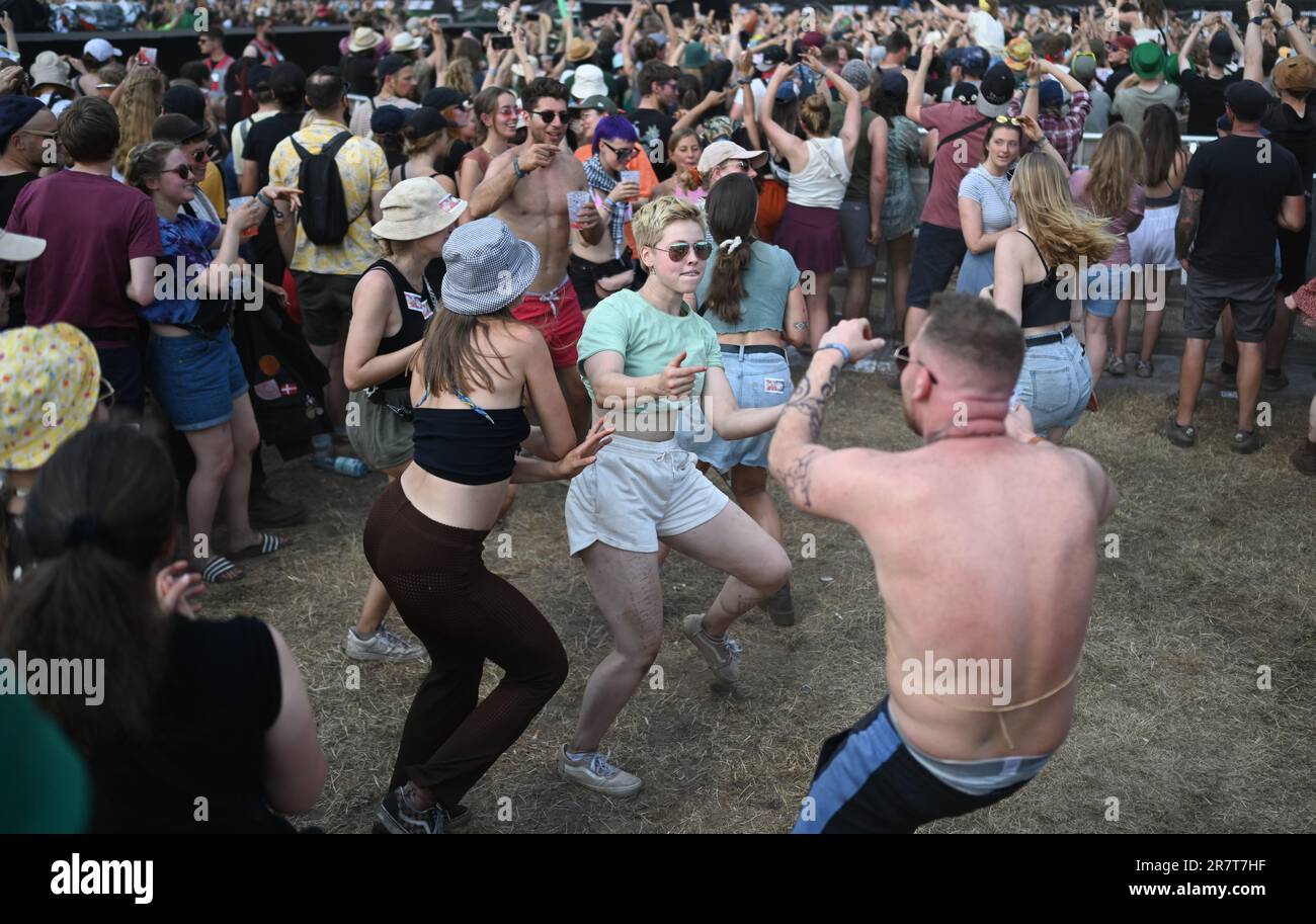 17 June 2023, Lower Saxony, Scheeßel: Festival-goers celebrate and dance at the Hurricane ...