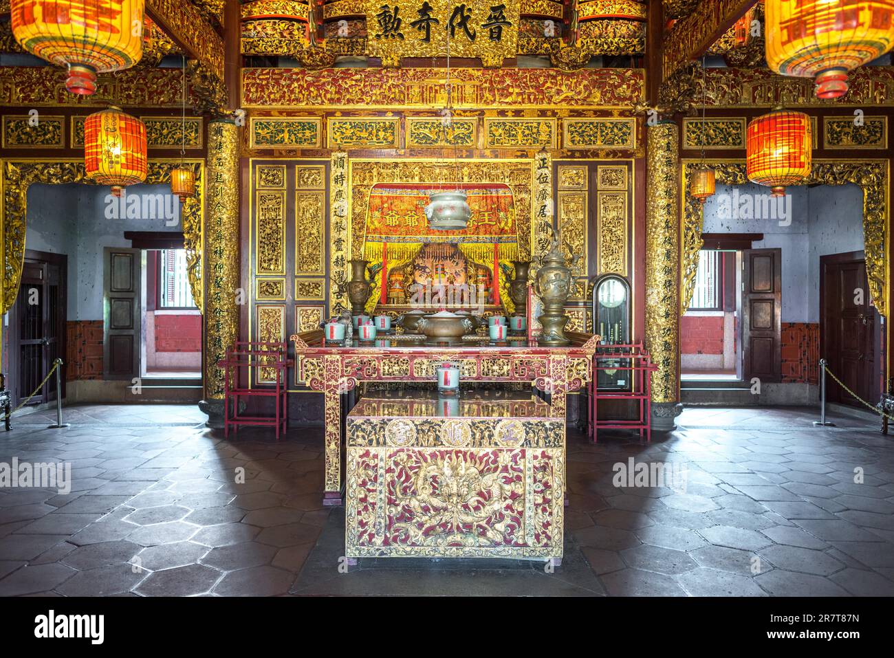 Highly decorated altar hi-res stock photography and images - Alamy