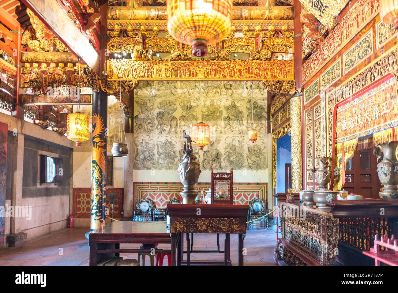 Highly decorated altar hi-res stock photography and images - Alamy