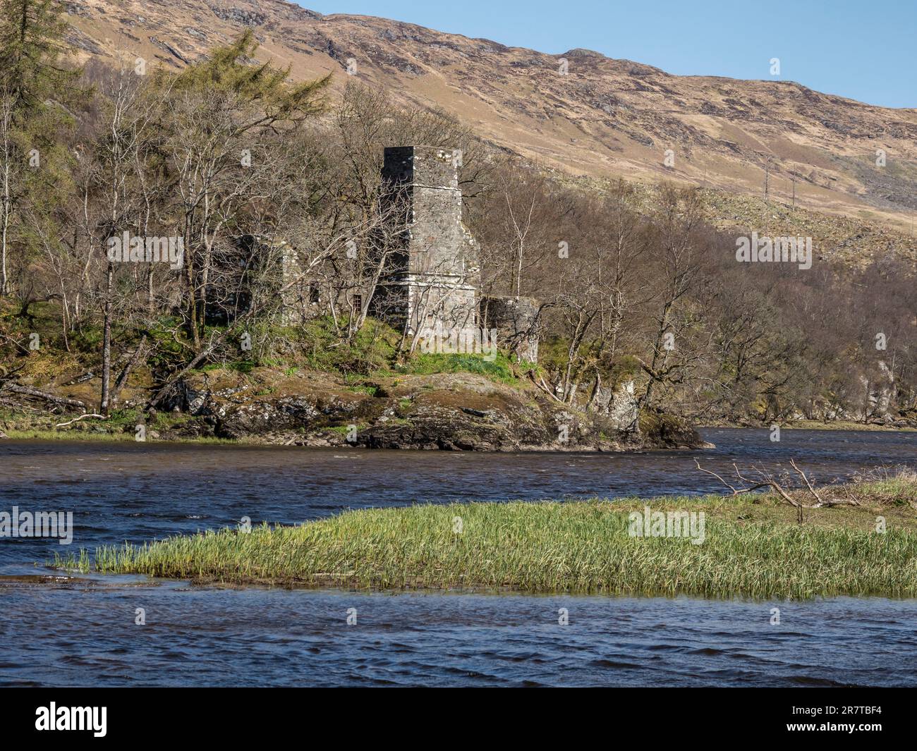 Ruins of Loch Dochart castle, lake Loch Dochart, scottish highlands ...