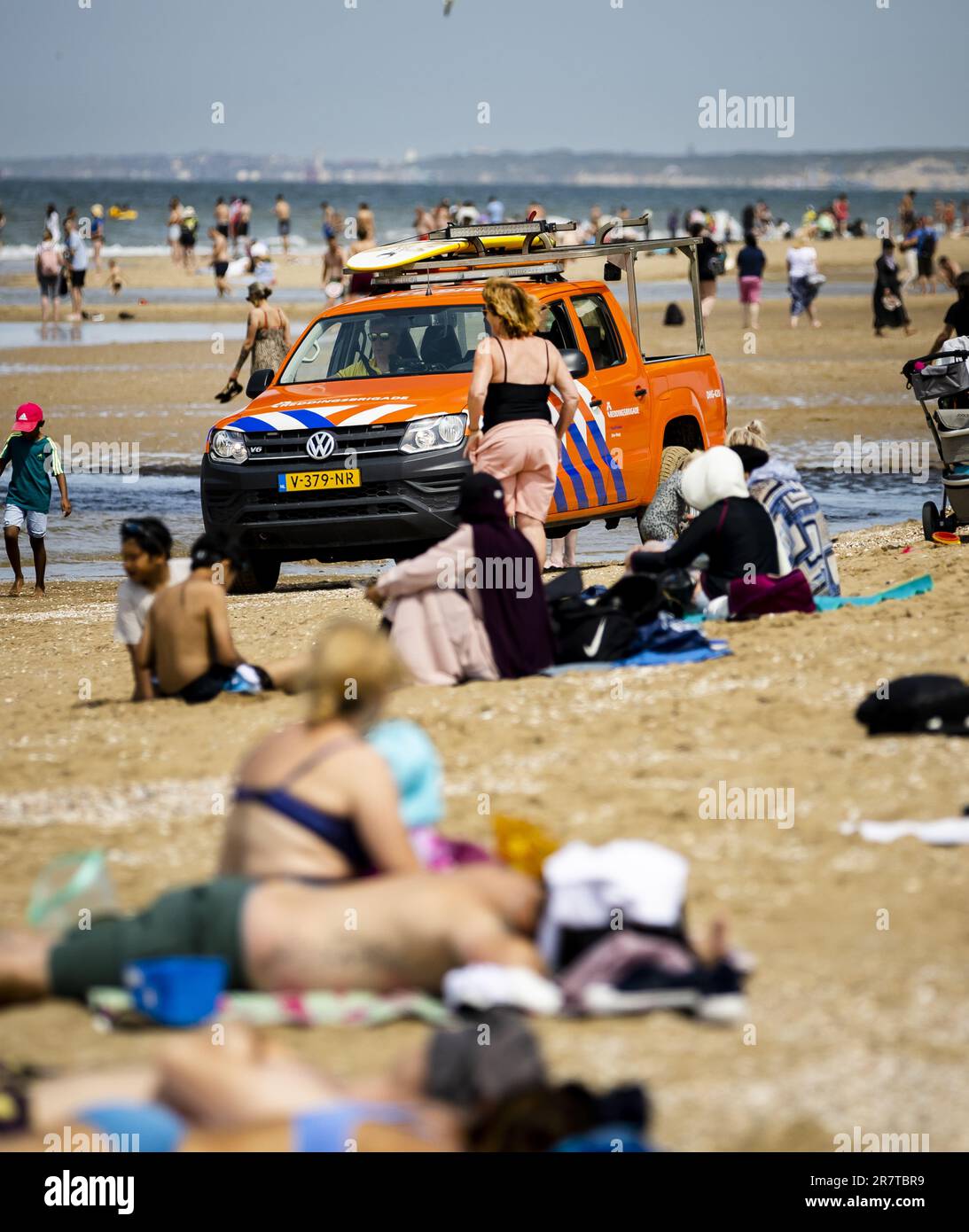 SCHEVENINGEN - Employee of the Hague Voluntary Rescue Brigade at work ...