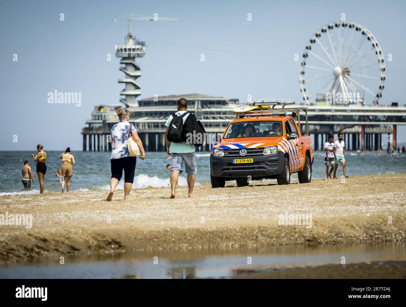 SCHEVENINGEN - Employees of the Hague Voluntary Rescue Brigade at work ...