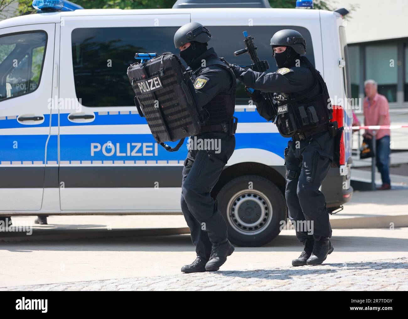 17 June 2023, Saxony-Anhalt, Aschersleben: Emergency forces of the riot ...