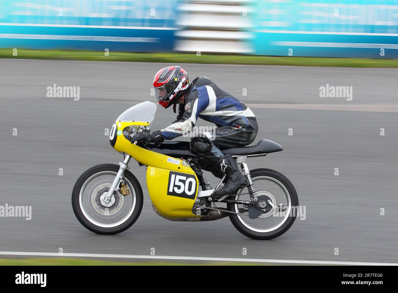 Vintage Motor cycle club, Mallory park, VMCC April 16th 2023 Stock ...