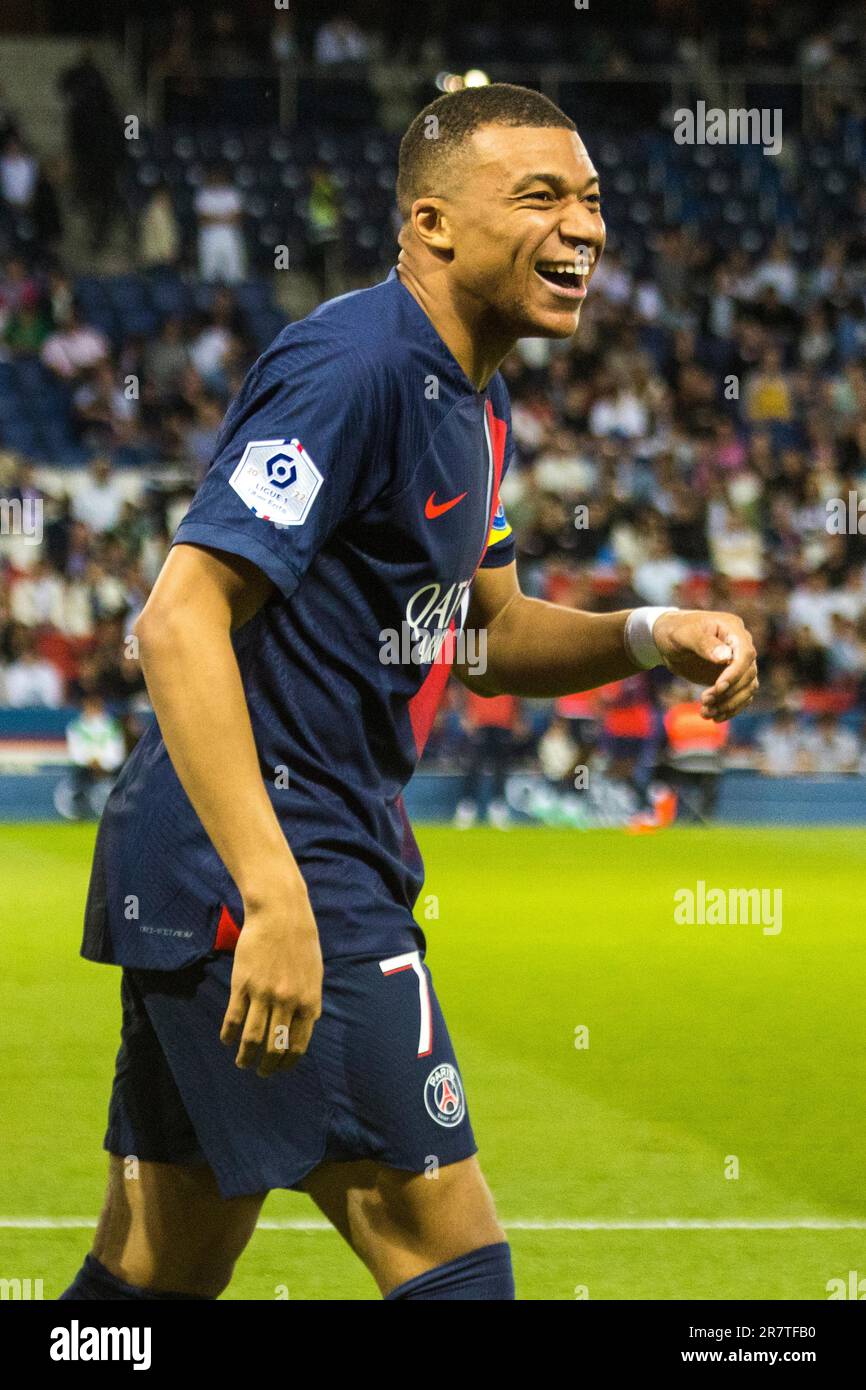 Kylian MBAPPE (Paris St. Germain) laughs at the referee Stock Photo - Alamy