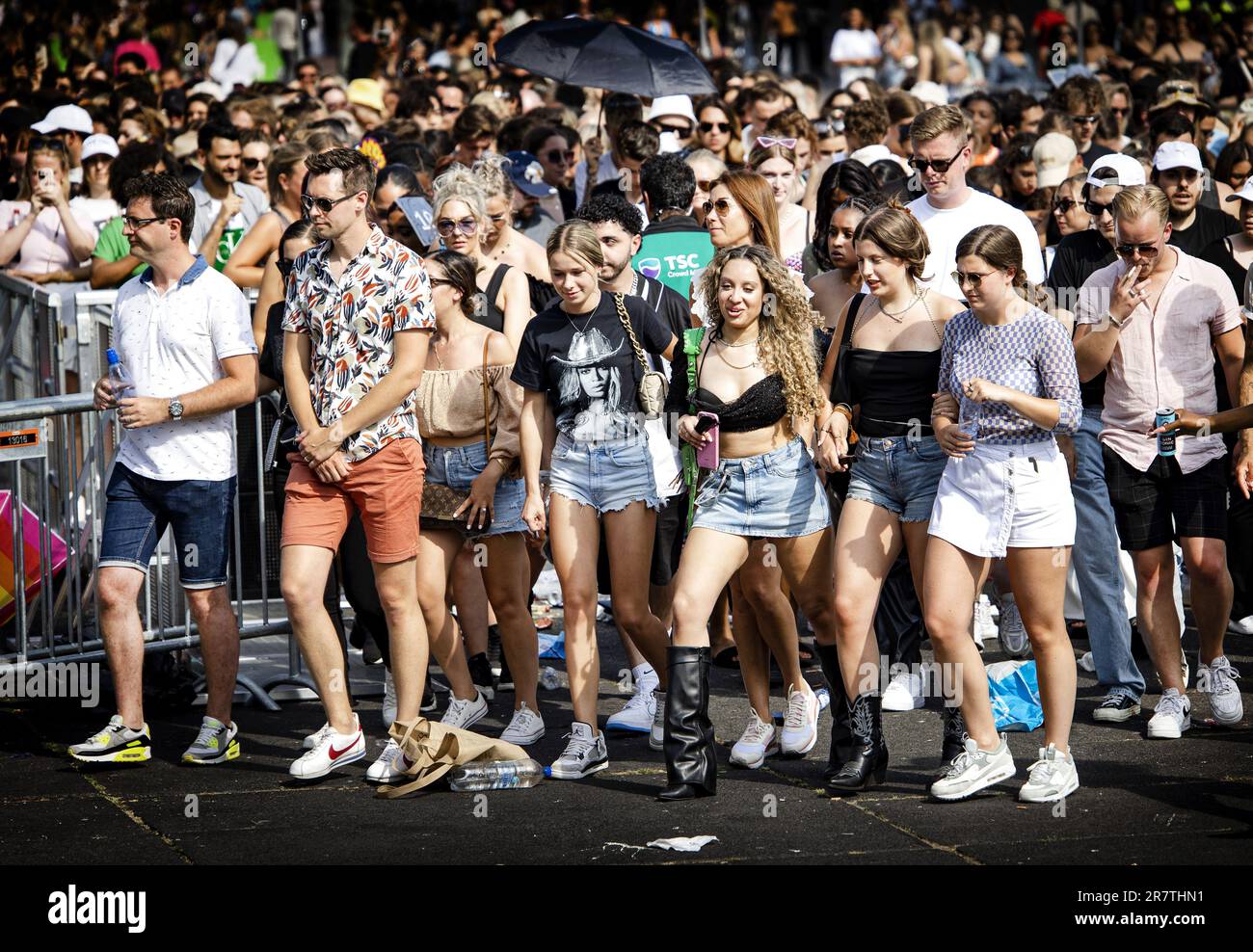 Concertgangers hi-res stock photography and images - Alamy