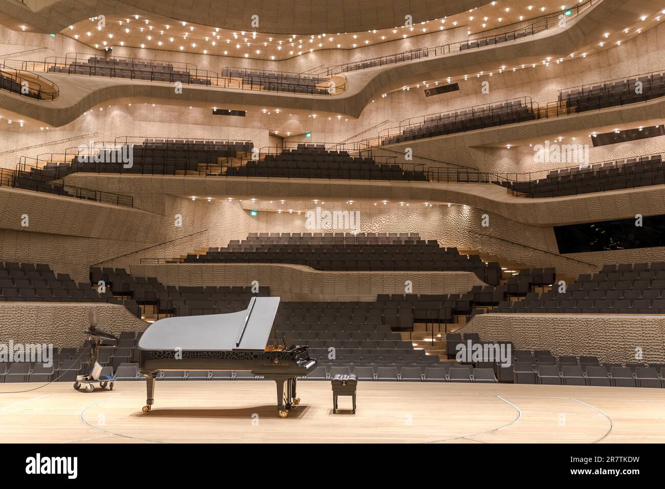 Auditorium and great concert hall of the Elbphilharmonie, the Elbe ...