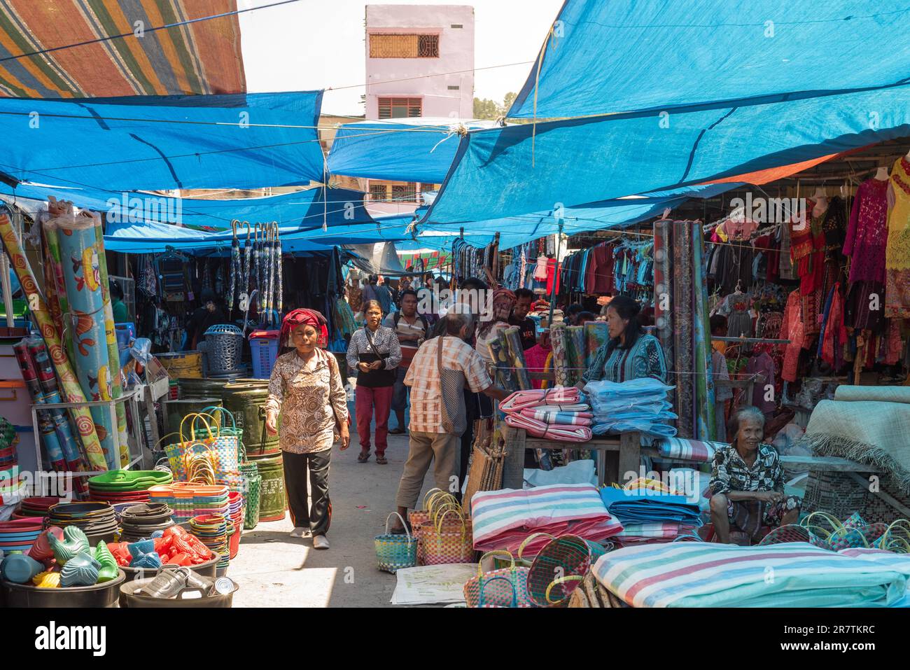 Weekly farmers market in the capital of the Toba Batak on Samosir ...